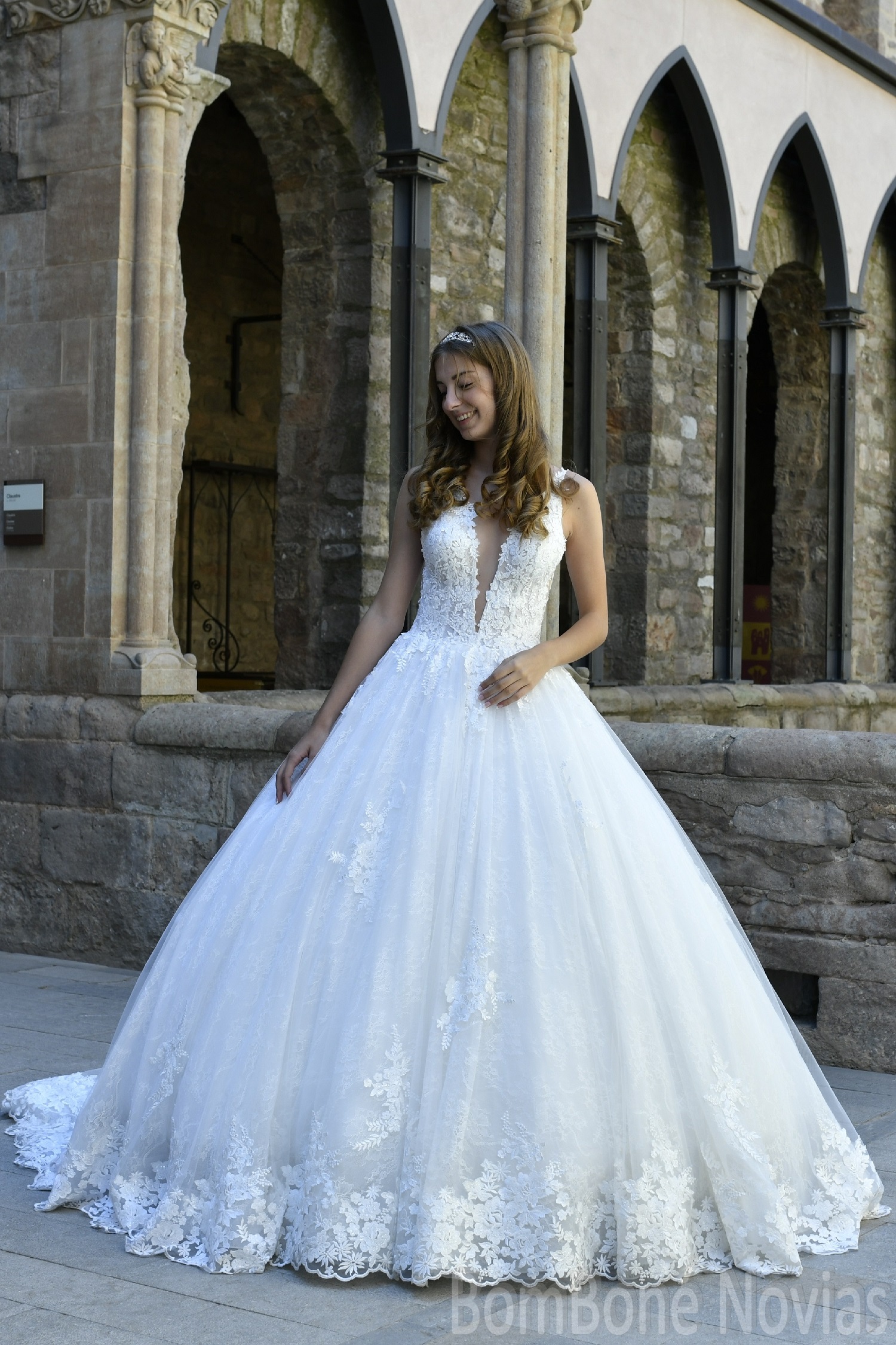 Outlet: Wedding dress Camila by BomBone Novias Size 38